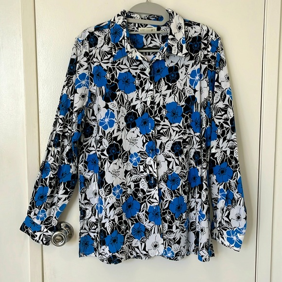 Appleseed's | Tops | Appleseeds Black White Blue Floral Print ...